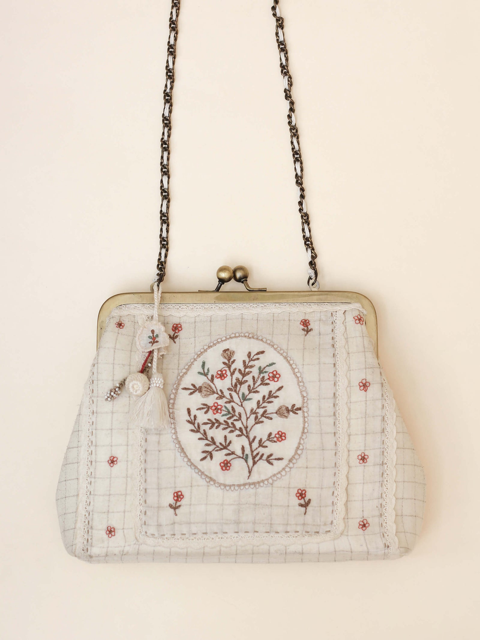 Picture Frame Bag: Vintage Style with Floral Embroidery