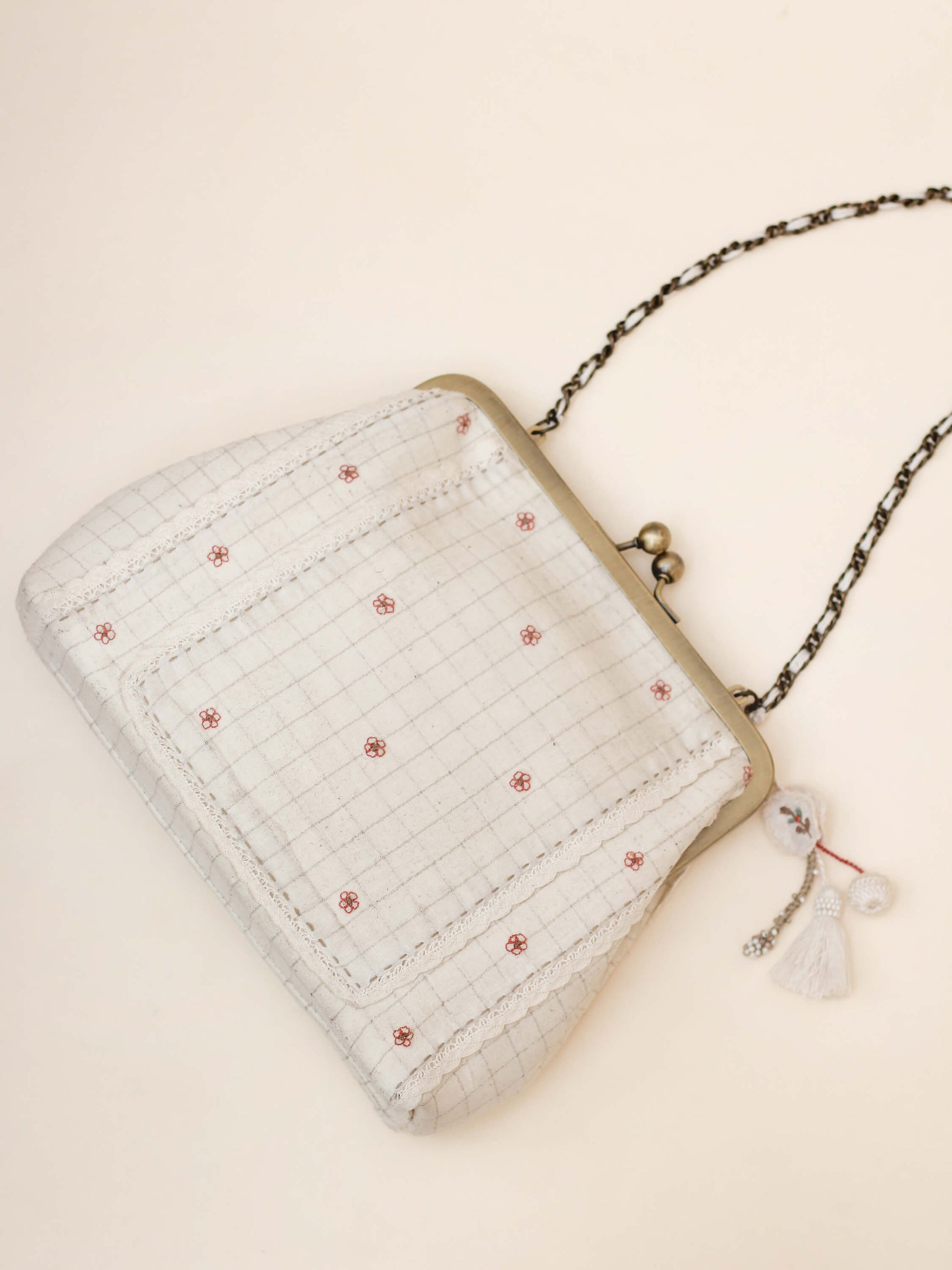 Picture Frame Bag: Vintage Style with Floral Embroidery