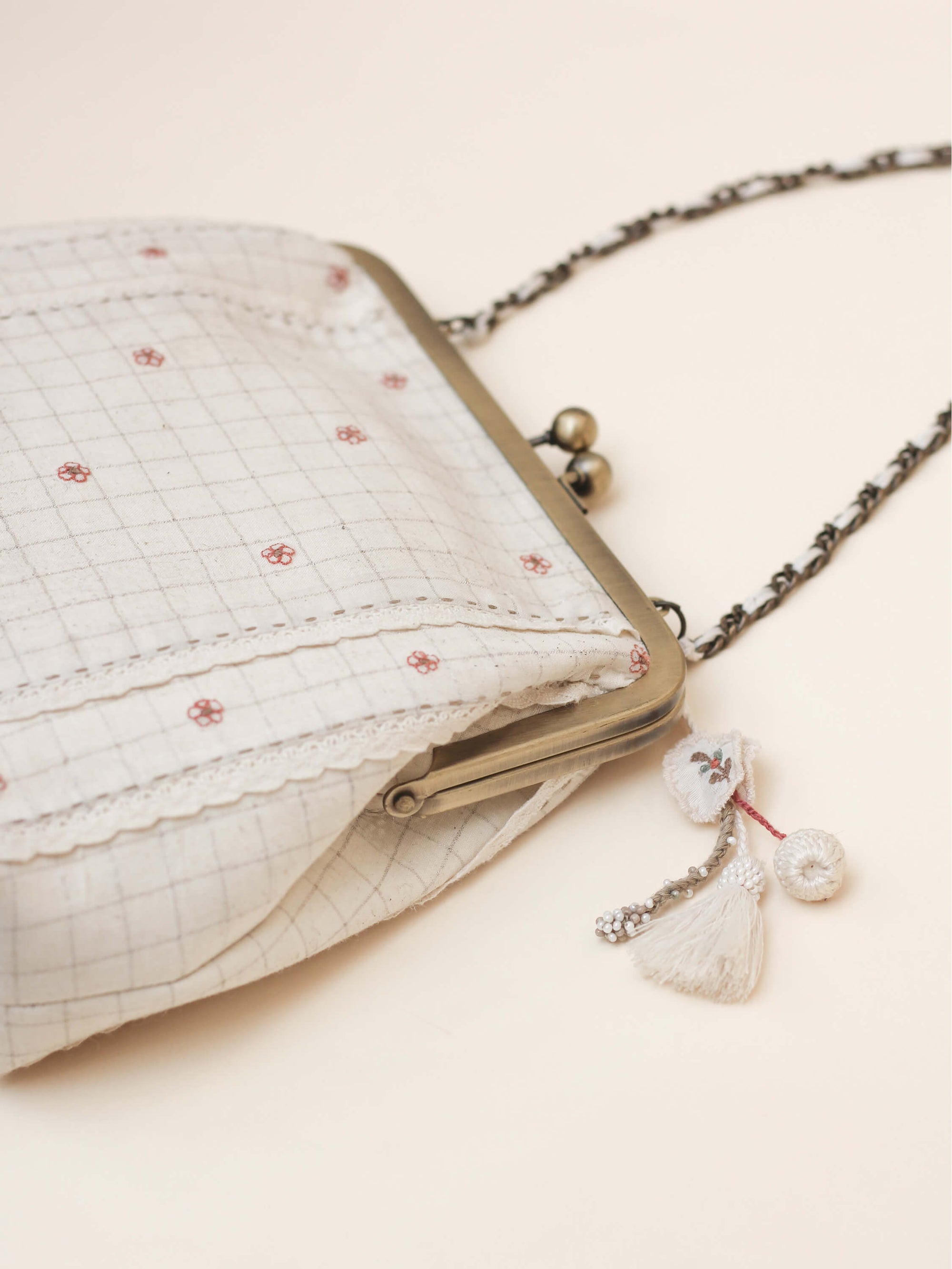 Picture Frame Bag: Vintage Style with Floral Embroidery